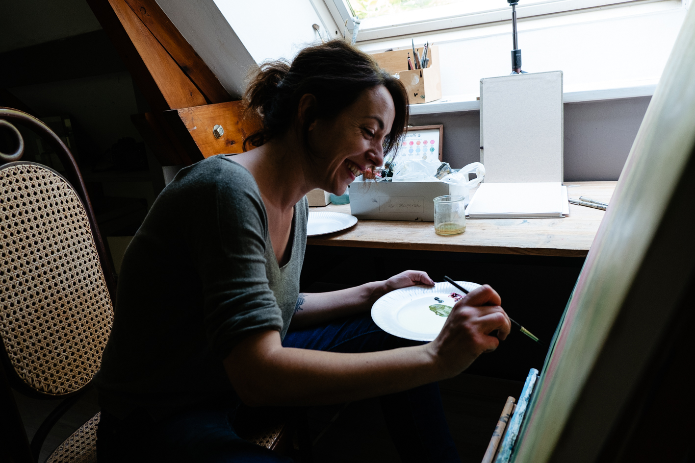 Portrait professionnel d'une illustratrice dans son atelier ...